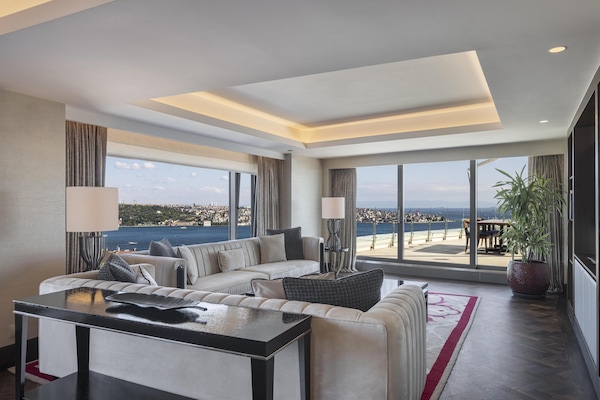 Suite Presidencial, 1 cama king-size | Sala de estar | Televisor LED de 46 polegadas com canais via satélite, televisor