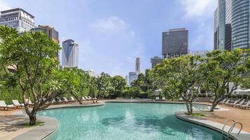 Piscina externa, guarda-sóis, espreguiçadeiras