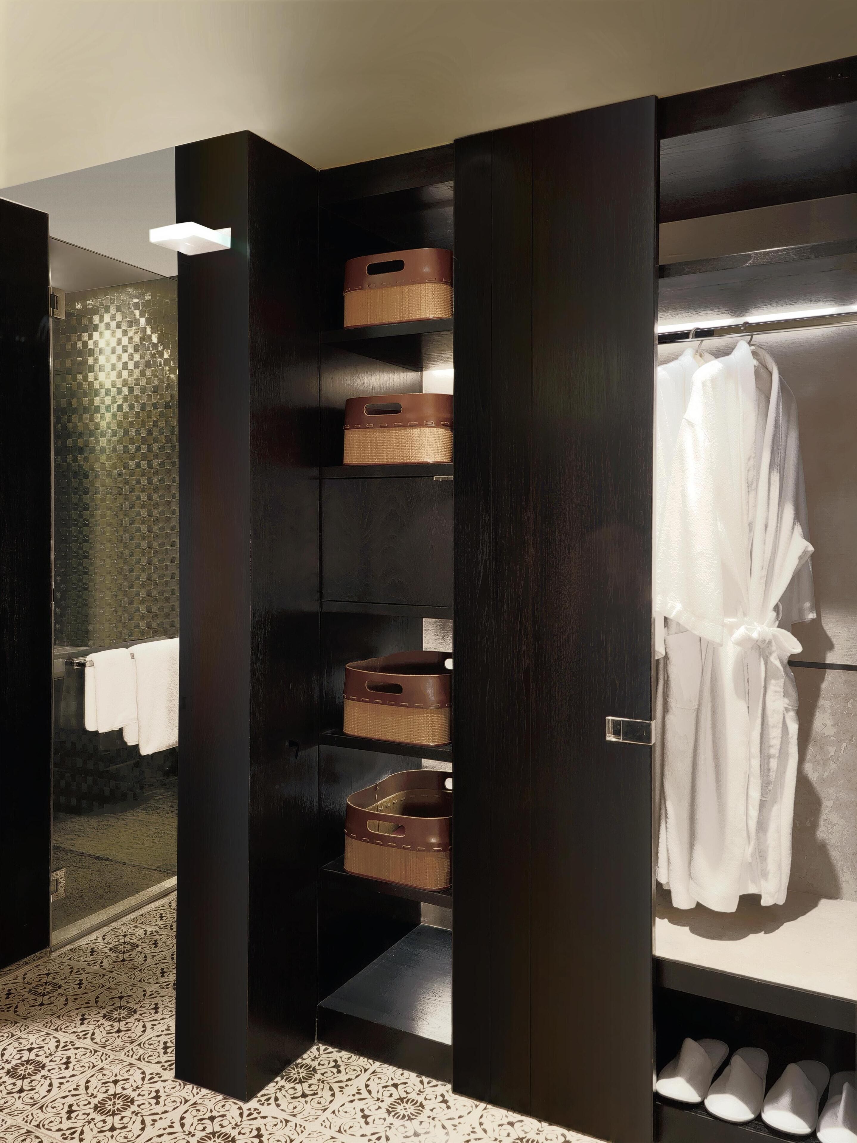 Minibar, cofre no quarto, secretária 