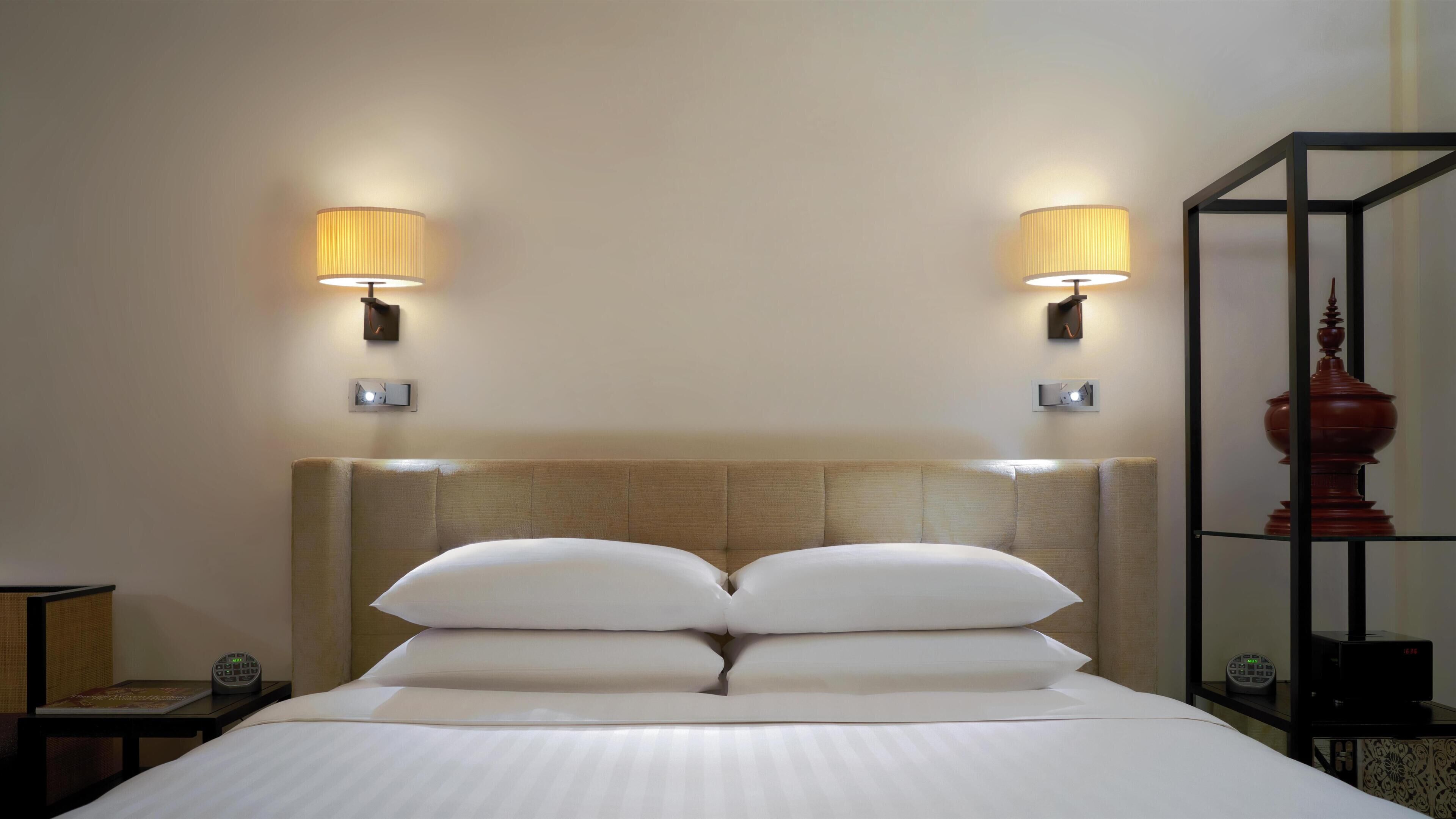 Quarto, 1 cama king-size | Minibar, cofre no quarto, secretária 