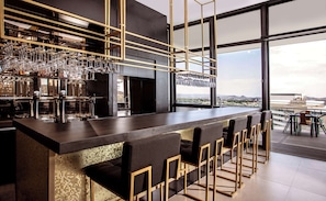 3 bares/lounges 