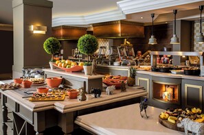 3 restaurantes: servem pequenos-almoços, almoços, jantares e brunches