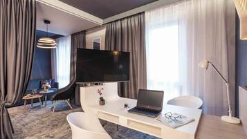 Privilege, Suíte júnior, 1 cama King e sofá-cama | Roupas de cama premium, cofres nos quartos, escrivaninha