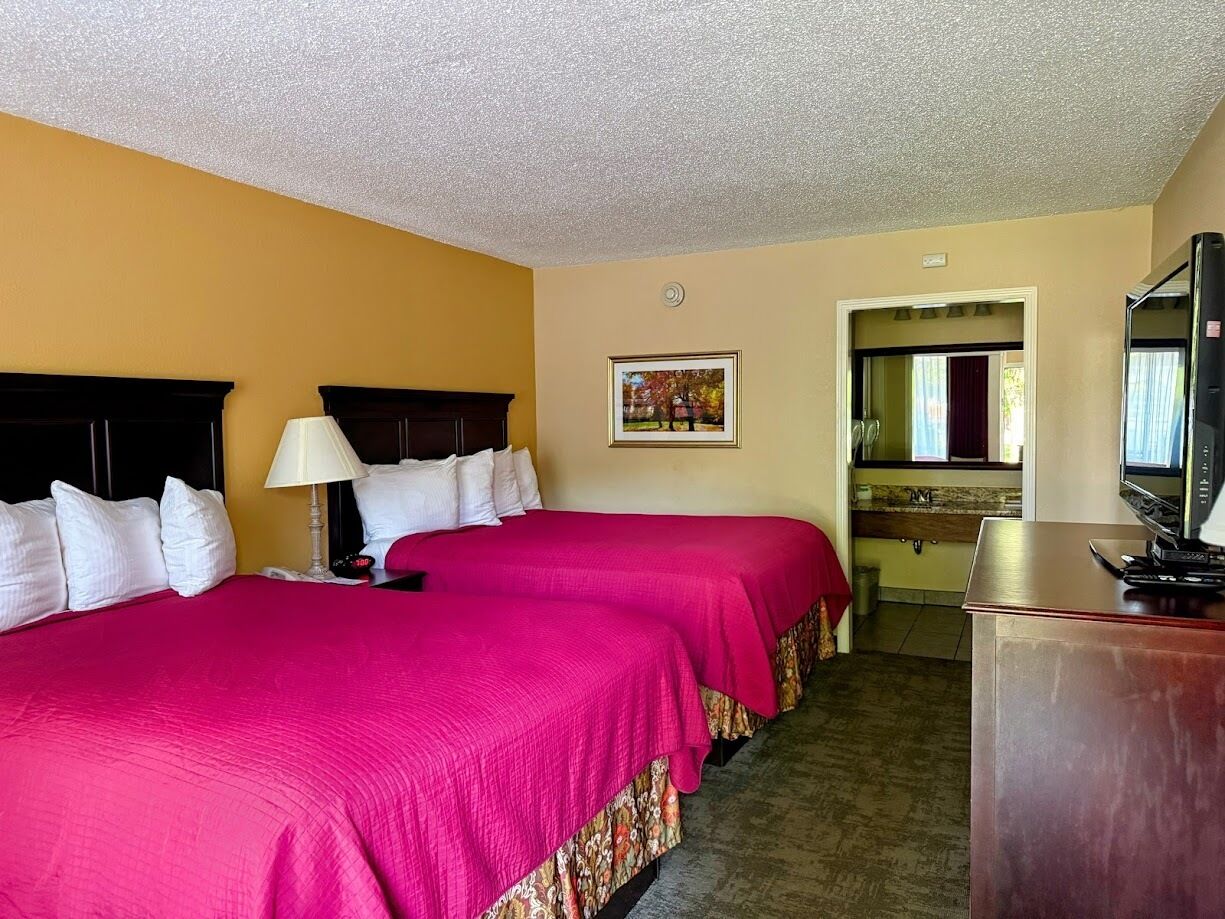 Quarto Standard, 1 cama queen-size, banheira adaptada para pessoas com dificuldades motoras | Quartos insonorizados, ferro/tábua de engomar, berço de viagem 