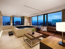 Roupa de alta qualidade, edredões de penas, minibar, cofre no quarto 