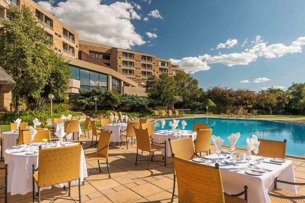2 restaurantes, é servido jantar