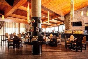 2 restaurantes, é servido jantar
