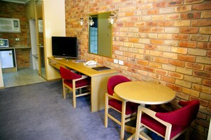 Escrivaninha, ferros/tábuas de passar roupa, Wi-Fi de cortesia