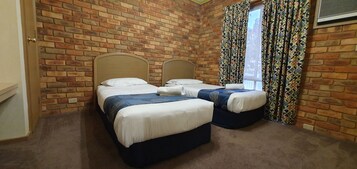 Quarto família | Escrivaninha, ferros/tábuas de passar roupa, Wi-Fi de cortesia