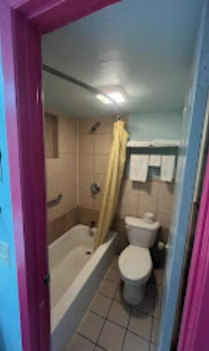 Quarto, 2 camas de casal, para não fumantes | Banheiro | Chuveiro/banheira combinados, produtos de toalete grátis