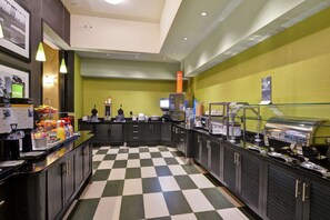 Café da manhã com buffet grátis todos os dias