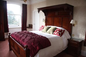 Quarto casal superior | Individualmente decorados, individualmente mobiliados, escrivaninha