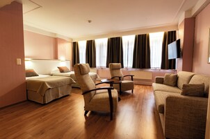 Quarto superior | Roupas de cama antialérgicas, escrivaninha, Wi-Fi de cortesia
