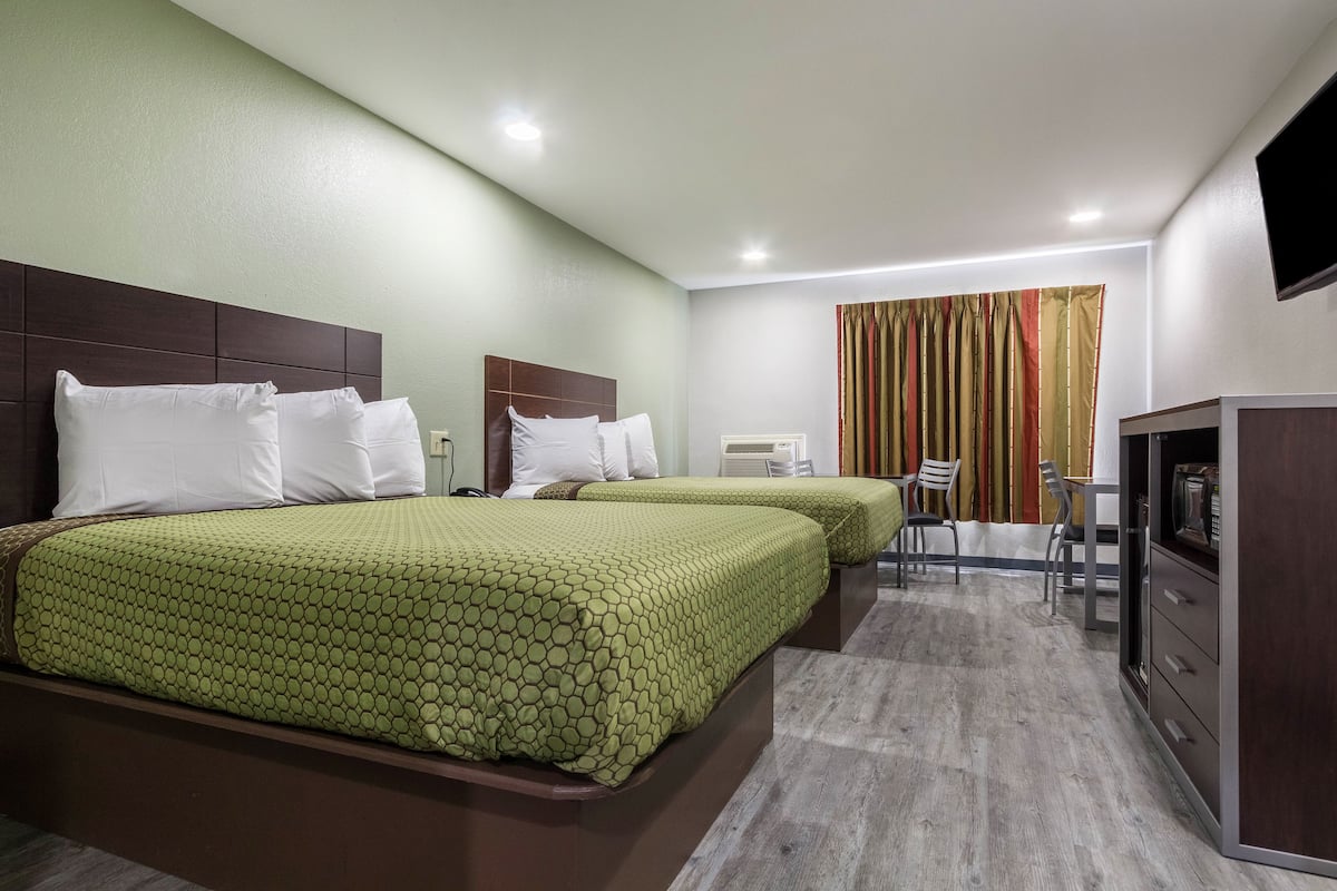 Quarto Standard, 2 camas queen-size | Secretária, cortinas/cortinados opacos, ferro/tábua de engomar 