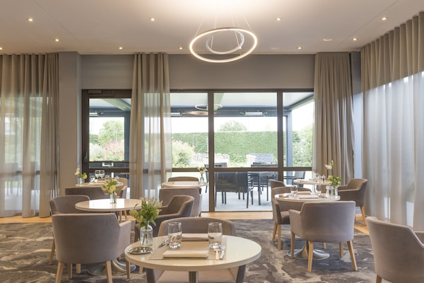 Almoços e jantares servidos, com vista para o jardim