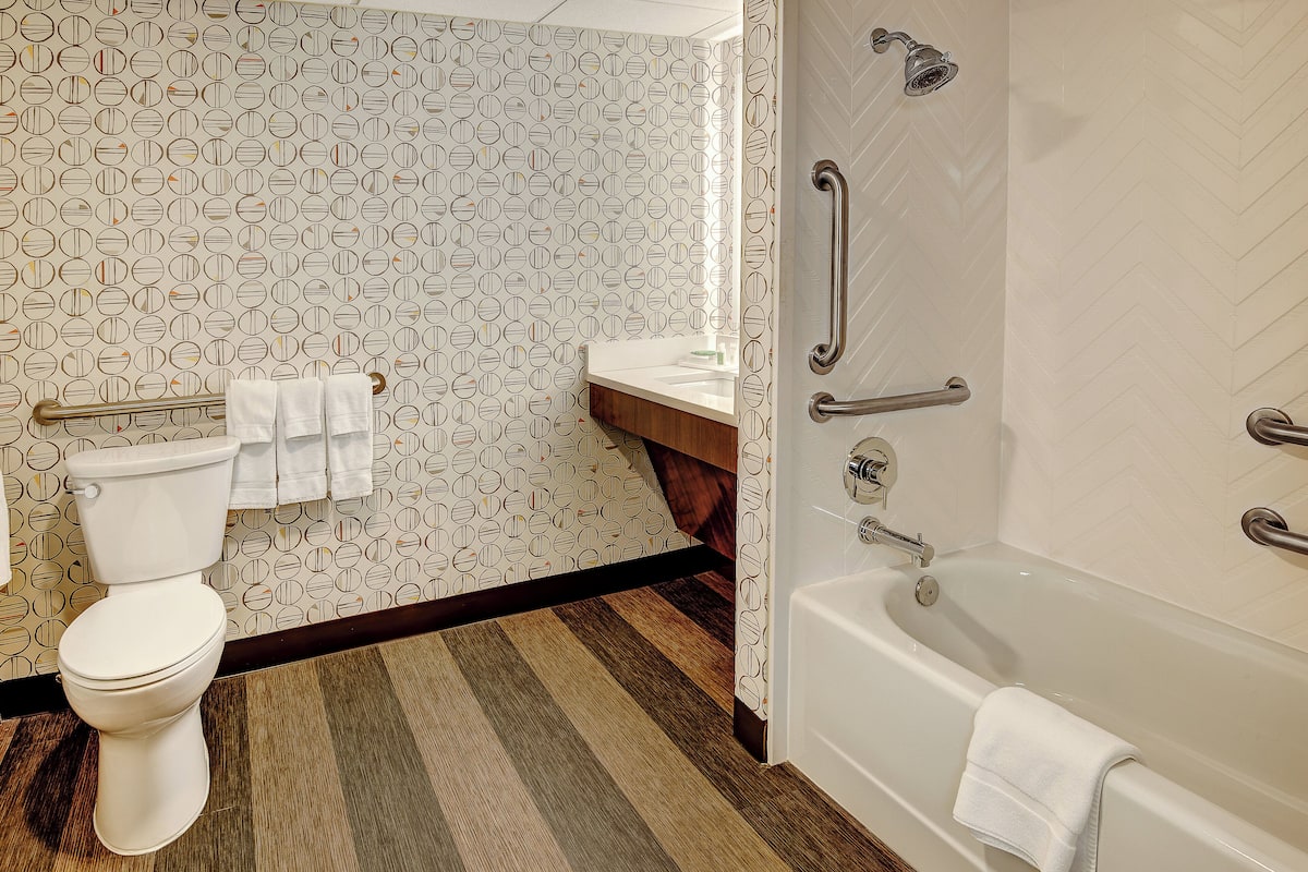 Suite, 1 cama king-size, banheira adaptada para pessoas com dificuldades motoras (Mobility) | Cofre no quarto, secretária, ferro/tábua de engomar