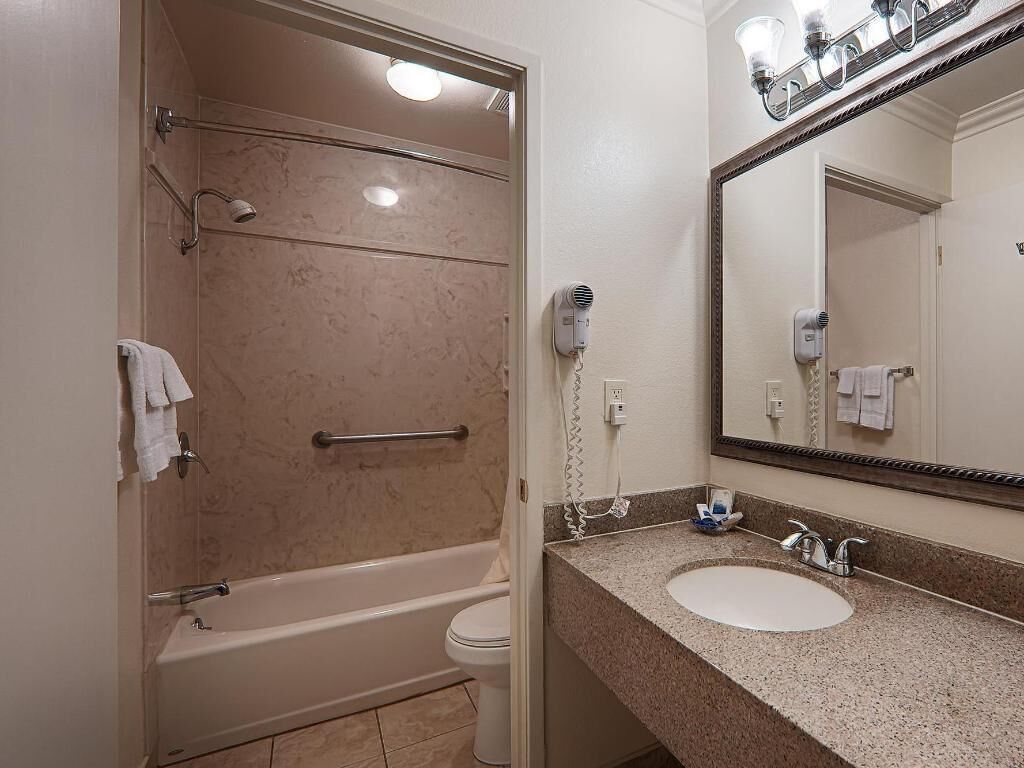 Casa de banho | Uma combinação polibã/banheira, artigos de higiene pessoal grátis 