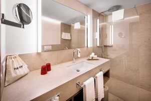 Quarto Triplo Deluxe, vista para a montanha | Casa de banho | Um polibã, um secador de cabelo, toalhas fornecidas, sabão