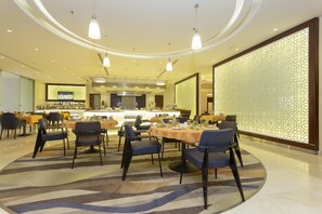 Café da manhã, almoço e jantar; culinária do Oriente Médio 