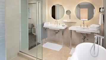Suite Presidencial, 1 quarto | Casa de banho | Um secador de cabelo, roupões, toalhas fornecidas