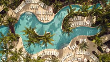 3 piscinas externas, barracas, guarda-sóis