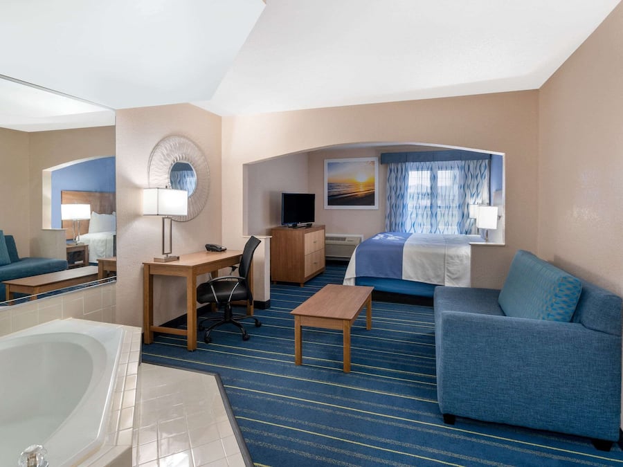 Suite, 1 cama king-size, não fumadores | Secretária, ferro/tábua de engomar, Wi-fi grátis