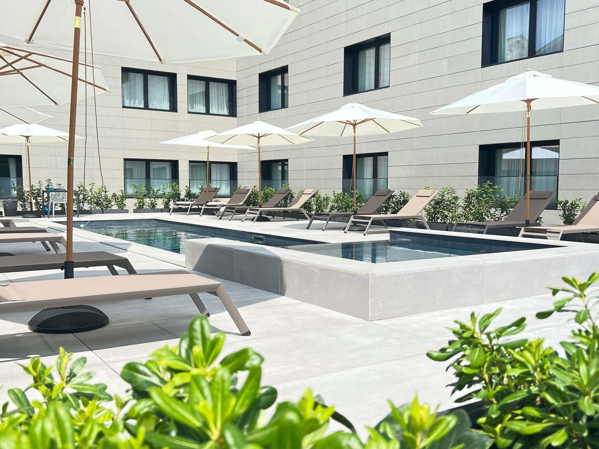 Piscina externa sazonal, funciona das 11h às 19h, guarda-sóis
