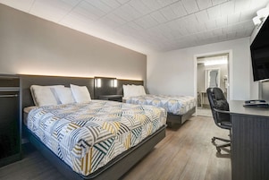 Quarto Standard, 2 camas de casal, acessível, não fumadores | Secretária, secretária adequada para computadores portáteis