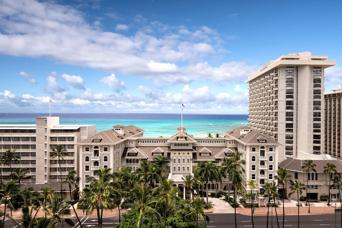 Moana Surfrider, A Westin Resort & Spa, Waikiki Beach Reviews, Deals ...