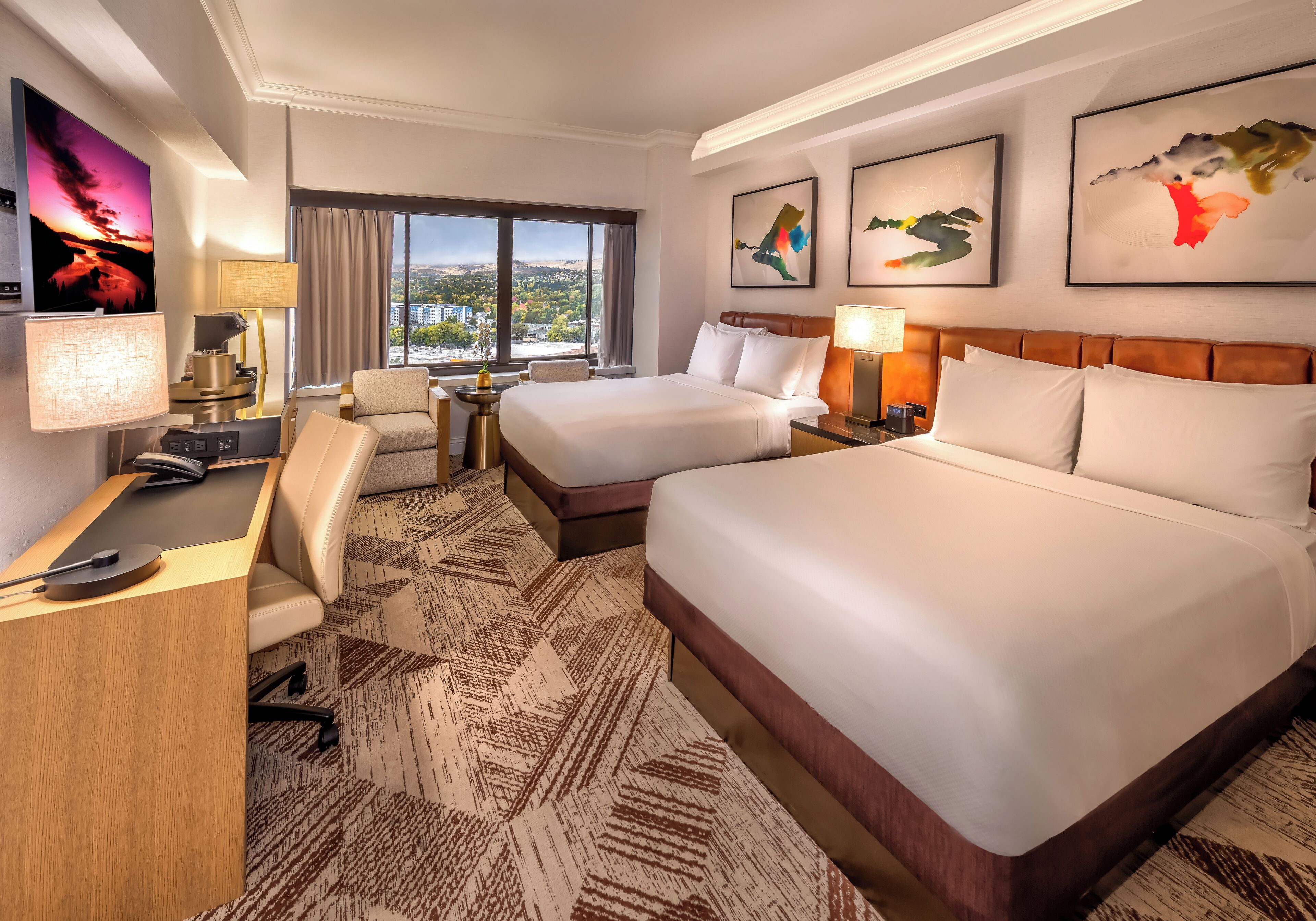 Atlantis Premier, 2 Queen Beds | Edredões de penas, camas de colchão pillowtop, cofre no quarto 