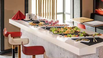 Serviço de café da manhã, culinária regional, restaurante ao ar livre