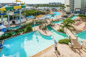 Resort com várias piscinas, toboáguas e um cais.
