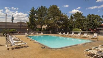 Piscina exterior sazonal, espreguiçadeiras