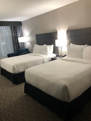 Quarto standard, 2 camas Queen, para não fumantes | Roupas de cama premium, edredons de pluma, camas com colchões pillow-top