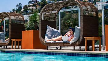 Piscina externa, barracas de cortesia, guarda-sóis