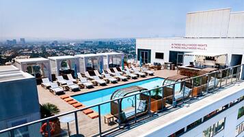 Piscina externa, barracas de cortesia, guarda-sóis