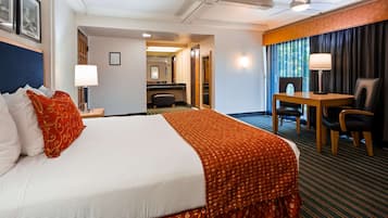 Secretária, ferro/tábua de engomar, internet com fios grátis