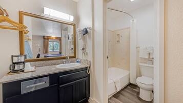 Quarto Duplo Standard, 2 camas de casal, não fumadores | Ferro/tábua de engomar, Wi-fi grátis, roupa de cama fornecida