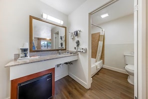 One Queen Bed Non Smoking Accessible Room | Ferros/tábuas de passar roupa, Wi-Fi de cortesia, roupa de cama