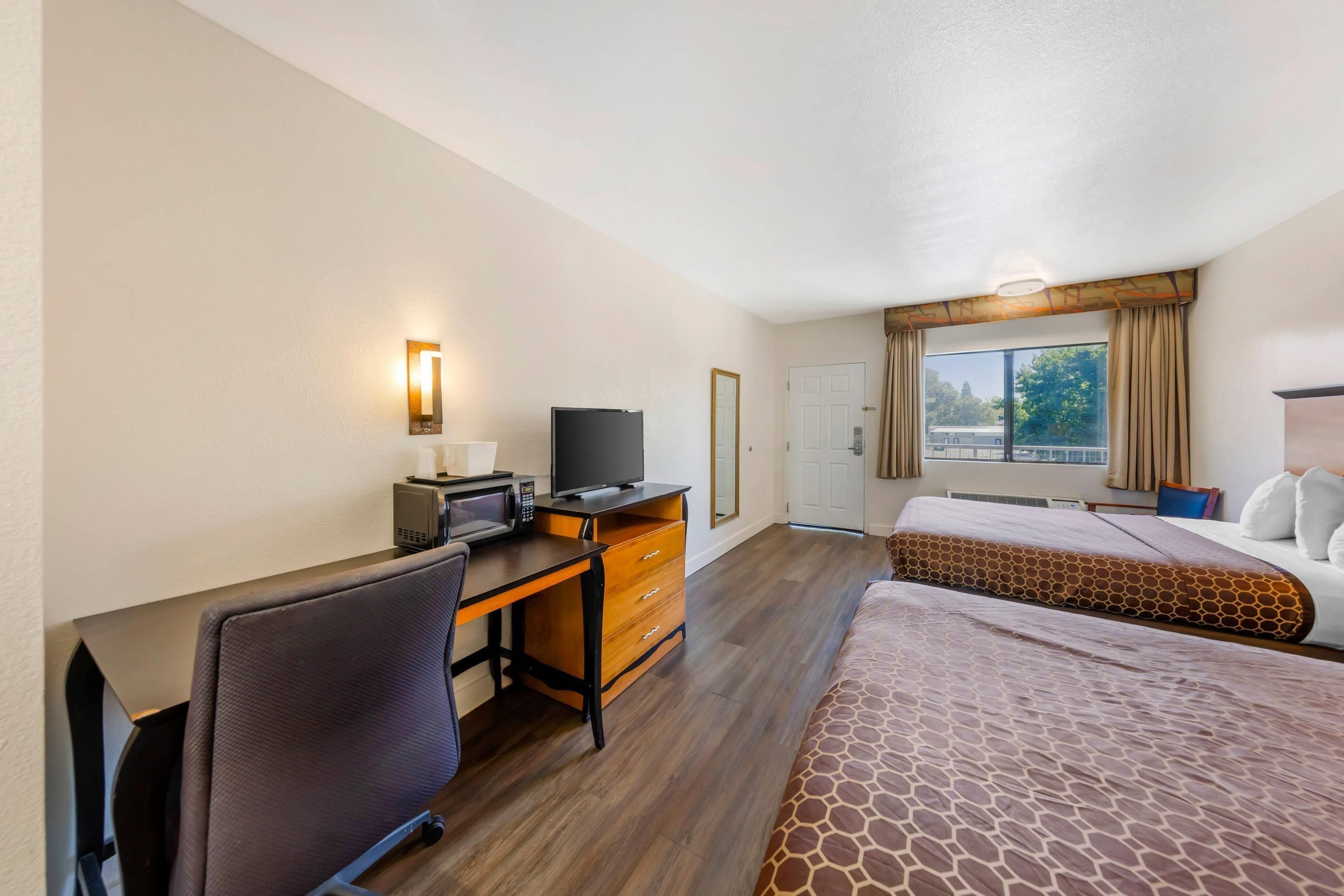 Quarto Standard, 2 camas queen-size, não fumadores | Ferro/tábua de engomar, Wi-fi grátis, roupa de cama fornecida 