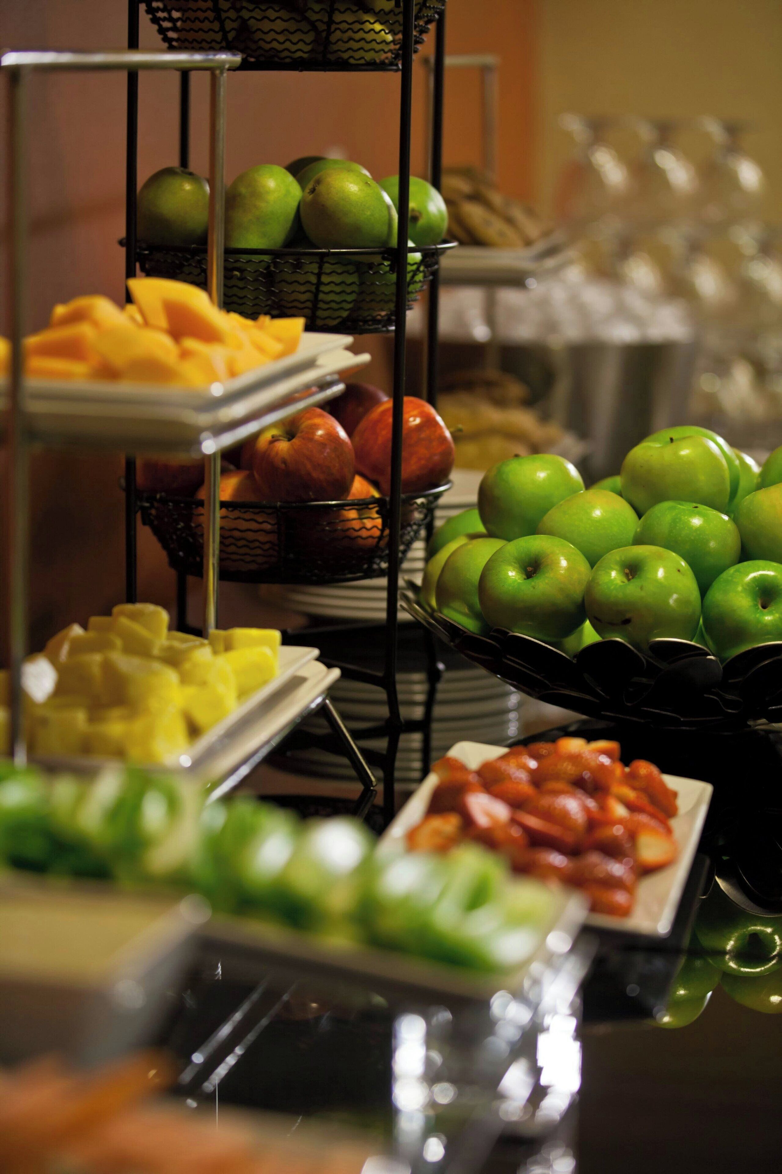 Um buffet com diversas frutas e legumes.