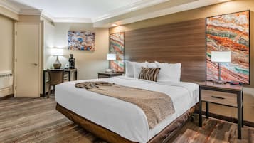 Suite, 1 cama king-size, não fumadores, banheira de hidromassagem (with Sofabed) | 1 quarto, camas de colchão pillowtop, cofre no quarto, secretária