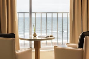 Roupa de alta qualidade, camas de colchão pillowtop, minibar 