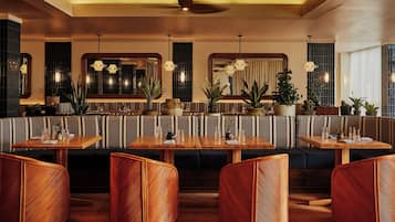 2 restaurantes, pequenos-almoços servidos