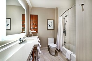 Quarto, 2 camas queen-size | Casa de banho | Um polibã, artigos de higiene pessoal grátis, um secador de cabelo 