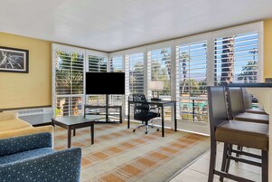 Suite, 1 cama king-size, não fumadores, kitchenette | Cofre no quarto, secretária 