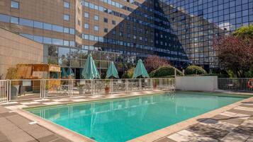 Piscina exterior sazonal, guarda-sóis, espreguiçadeiras