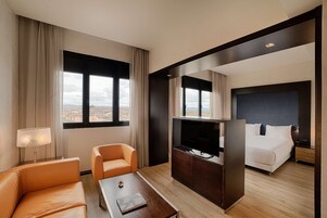 Minibar, cofre no quarto, secretária, cortinas/cortinados opacos 