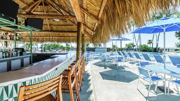 Com vista para o oceano, serve almoços e happy hour