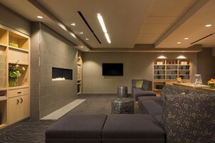 Uma sala de estar moderna com lareira, sofá e unidade de entretenimento.